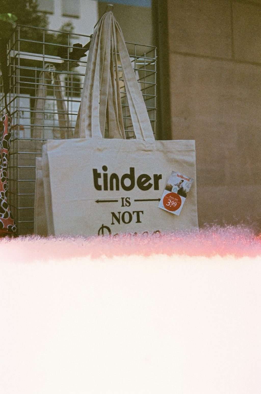 Tinder Swipe Left or Right: Mechanics of Matching » Career Flyes
