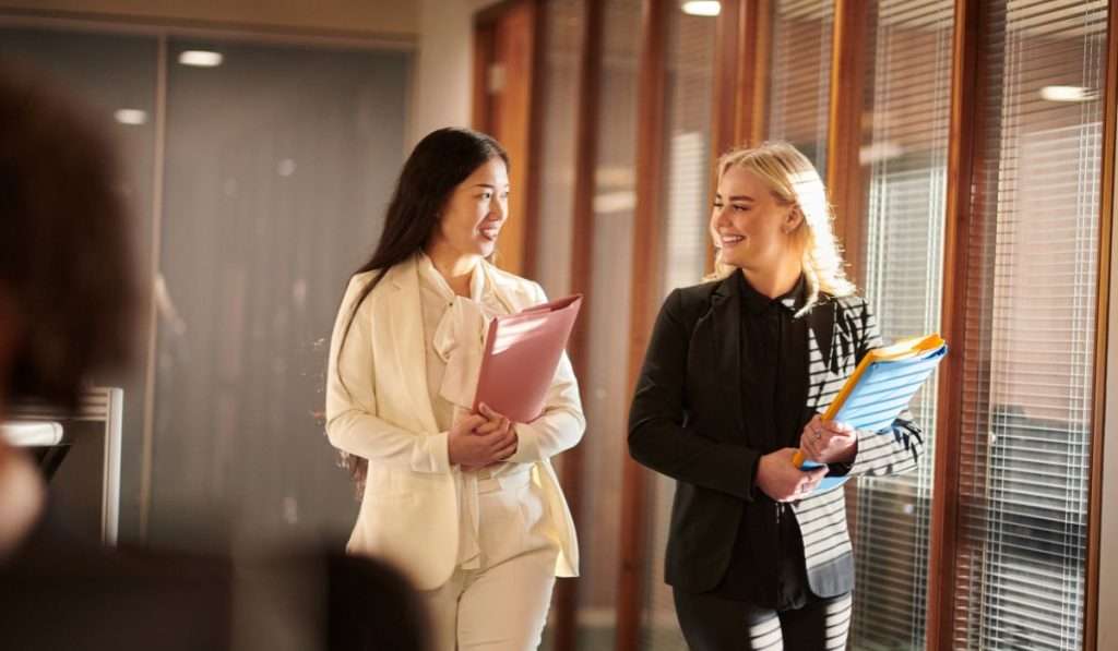 How to Become a Paralegal? Complete Guide